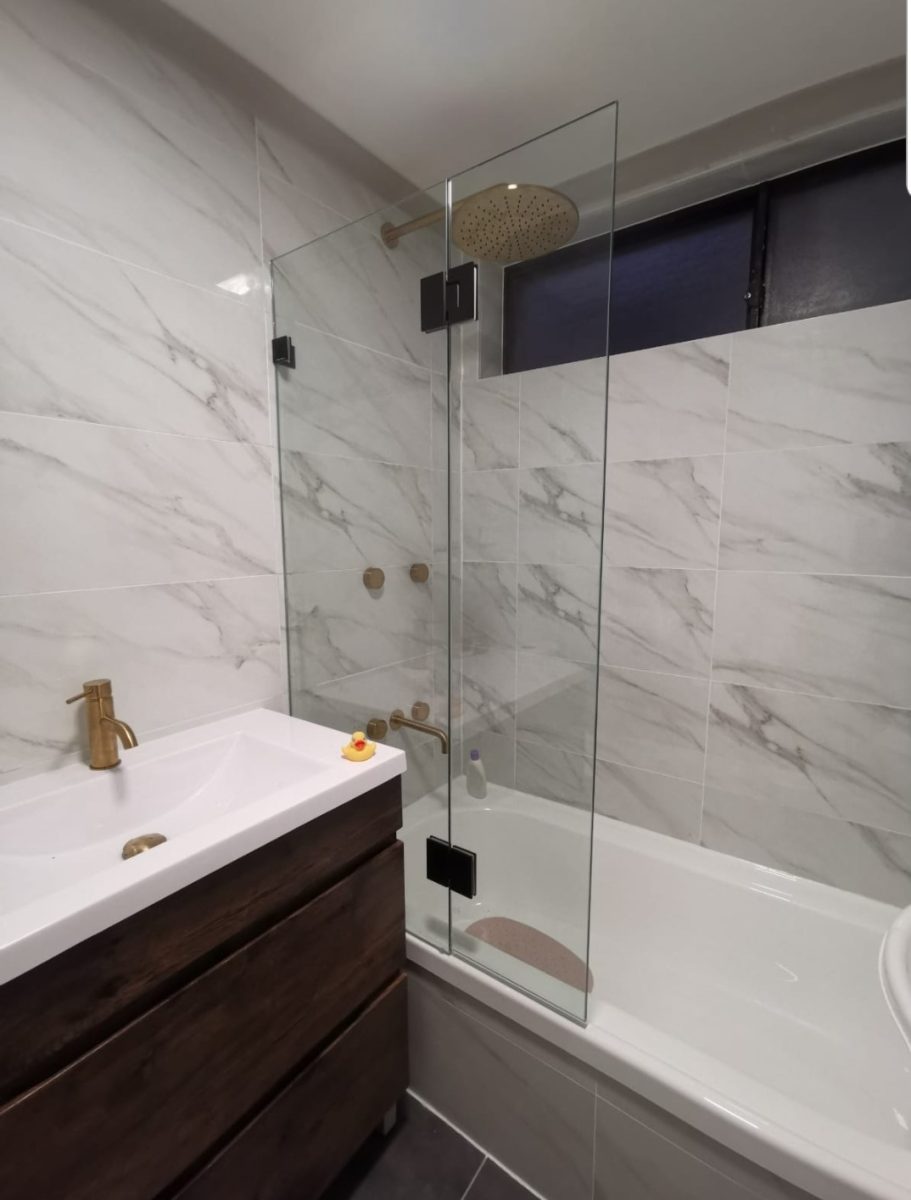 Frameless Bathtub Shower Screen with Pivot Door – Cheapest Shower Screens