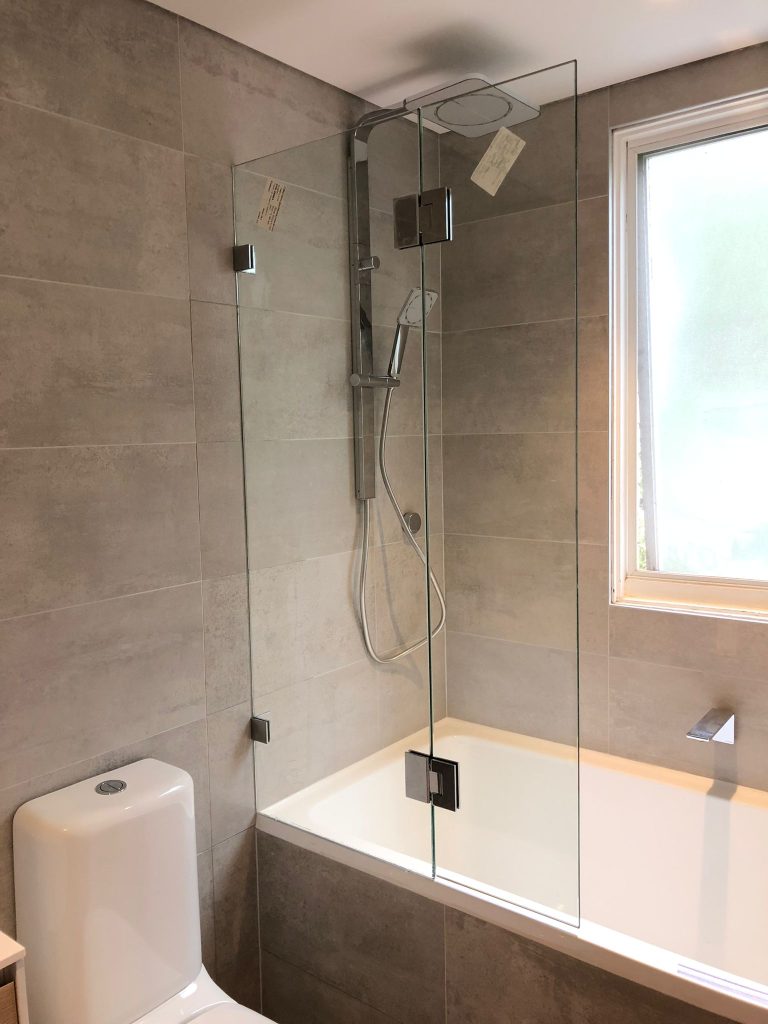 Frameless Bathtub Shower Screen with Pivot Door – Cheapest Shower Screens